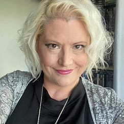 Episode 23 with Sarah English - Storytelling in Business